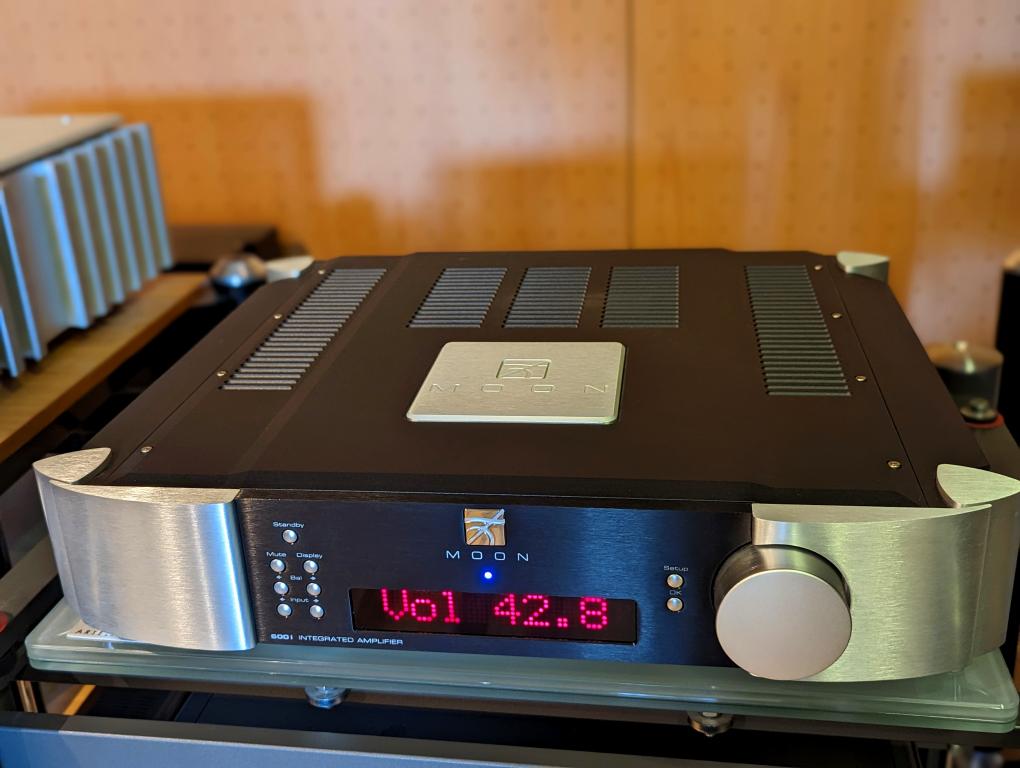 Moon 600i v2 (1587107188) | Exhibit | Fully integrated Amplifier ...