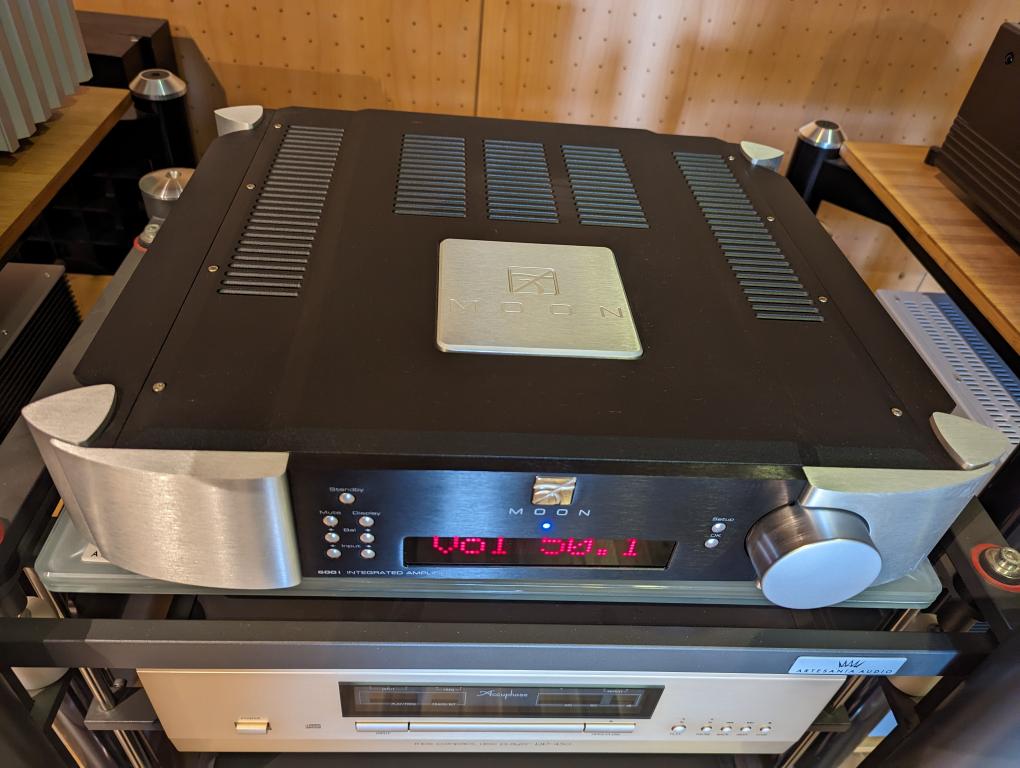 Moon 600i v2 (1587107188) | Exhibit | Fully integrated Amplifier ...