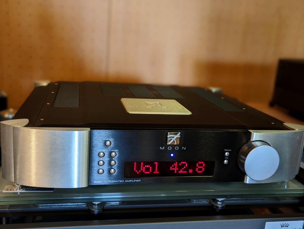 Moon 600i v2 (1587107188) | Exhibit | Fully integrated Amplifier ...