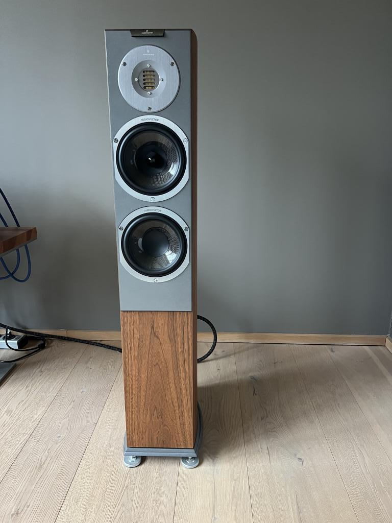 Audiovector Audiovector R 3 Avantgarde (4933392904) | Second-hand ...