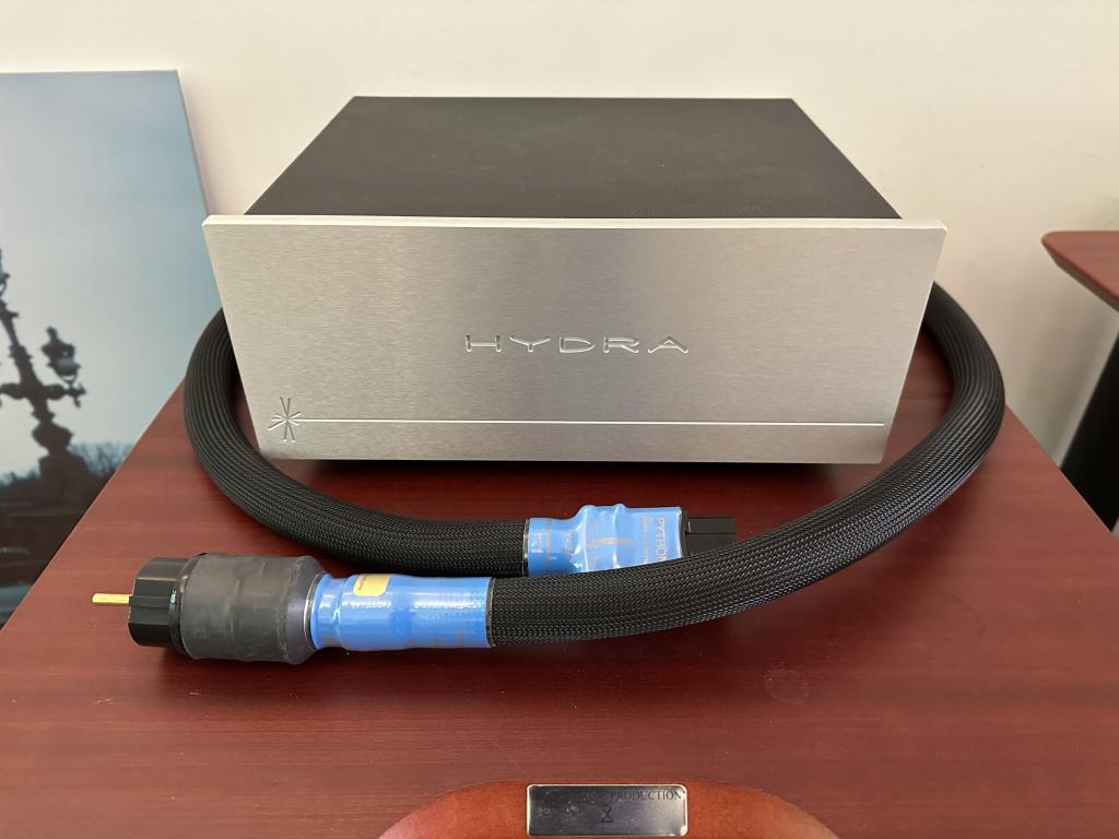 Shunyata Research Hydra 8 + Shunyata Research Python Helix CX C19 power ...