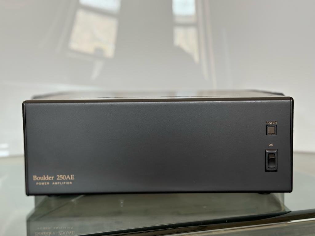 Boulder Amplifiers 250AE audiophile edition (8714811916) | Second-hand ...