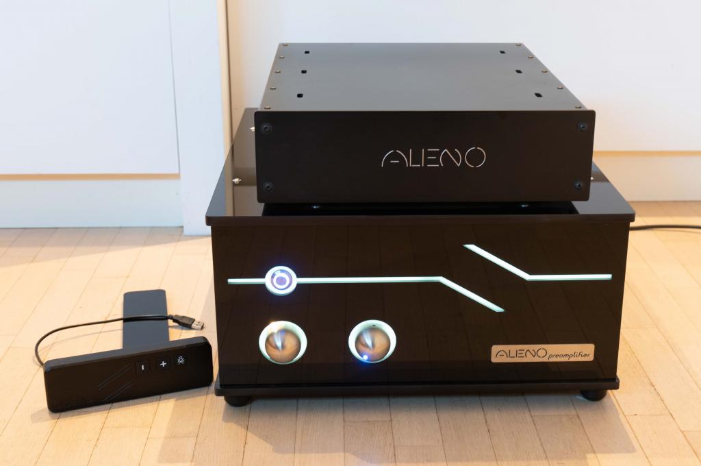 Acustica Applicata Alieno Preamplifier and 250 LTD mk2 Amplifier ...